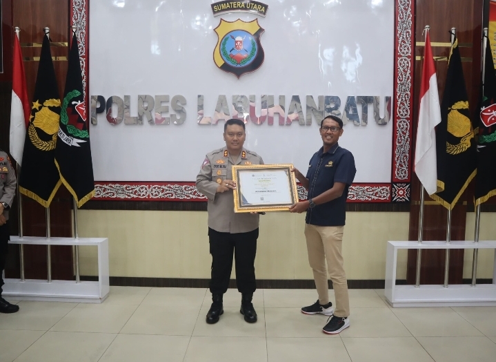 Kapolres Labuhanbatu Terima Penghargaan KPPN Rantau Prapat Award 2025 ...