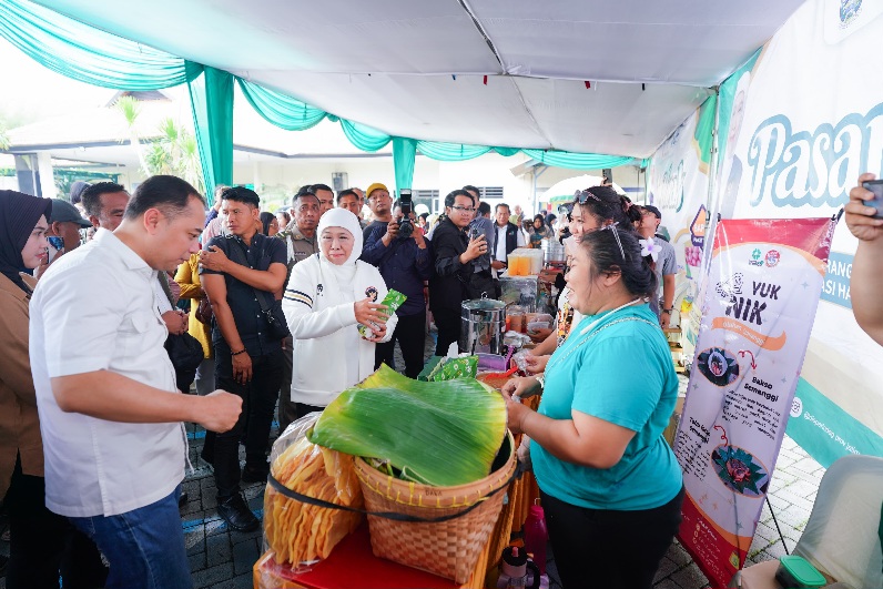 Emak-emak Benowo Rebutan dan Borong Sembako Pasar Murah, Warga Sebut ...